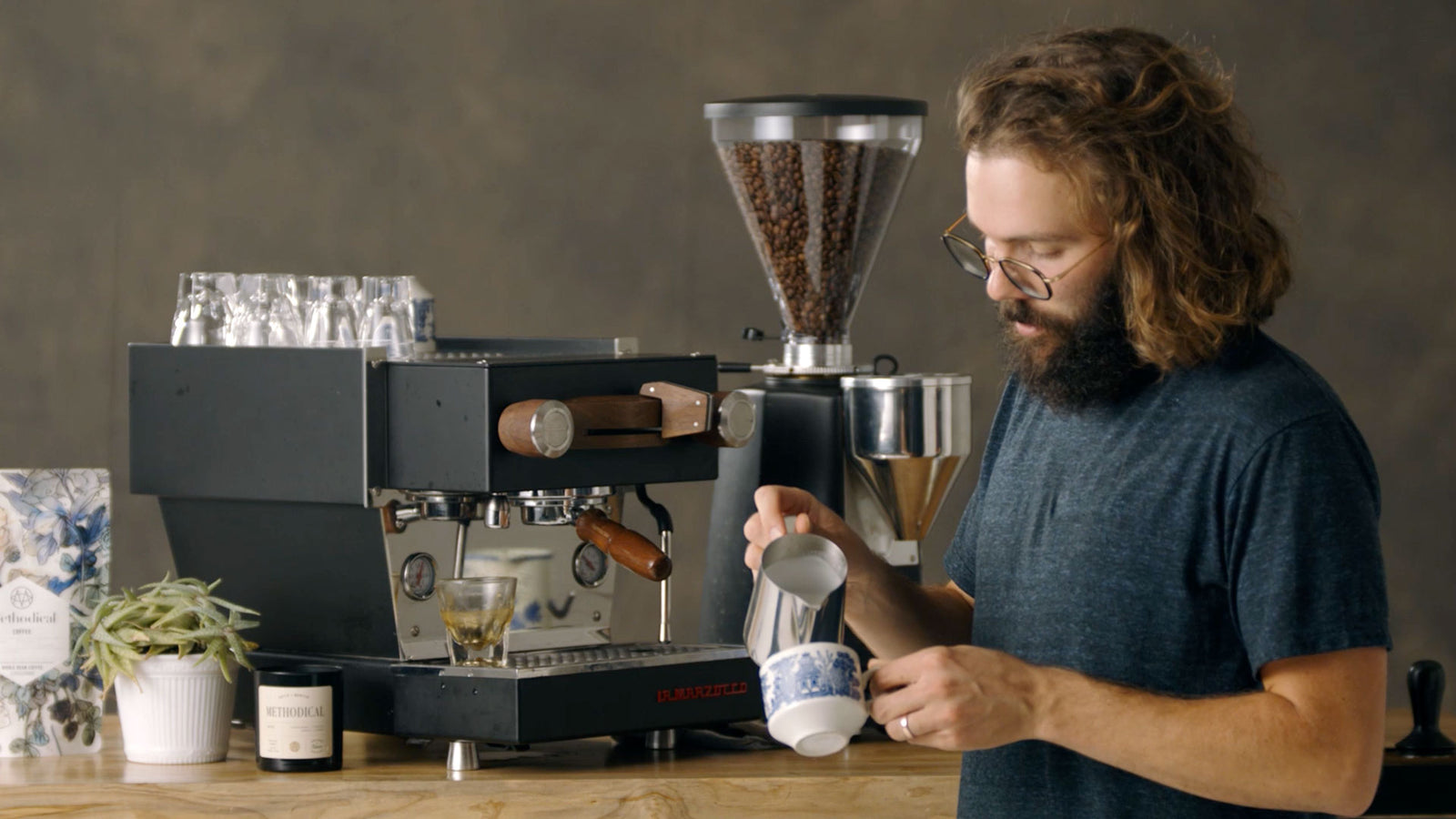 How To Pour Latte Art (Pro Tips for Beginners)